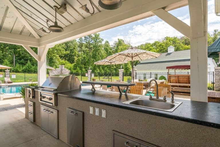 16 Ultimate Outdoor BBQ Area Ideas: Fire Pit, Bar, and Lounge Seating ...